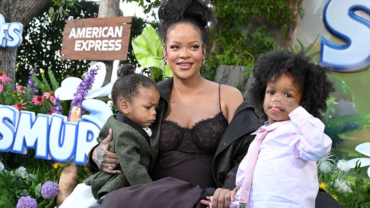 Rihanna aposta em look da Saint Laurent para première de ‘Os Smurfs’ ao ...