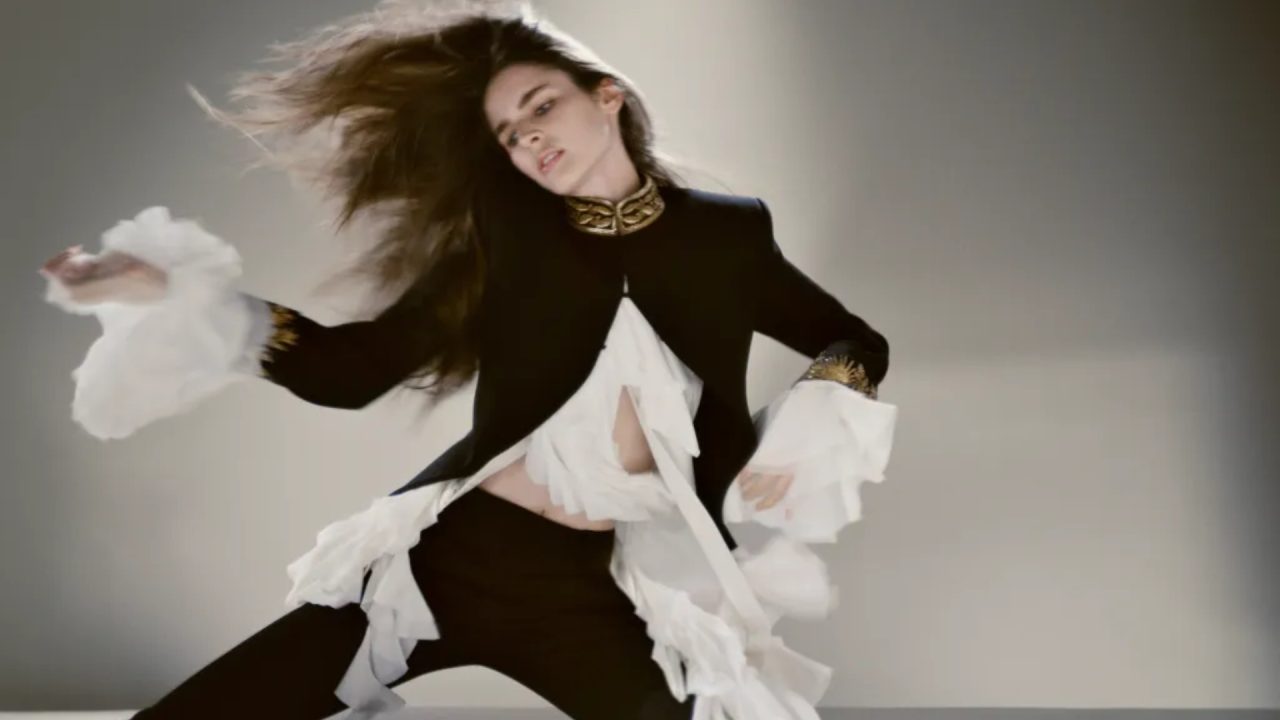 Alexander McQueen revela nova campanha de outono estrelada por Alex ...
