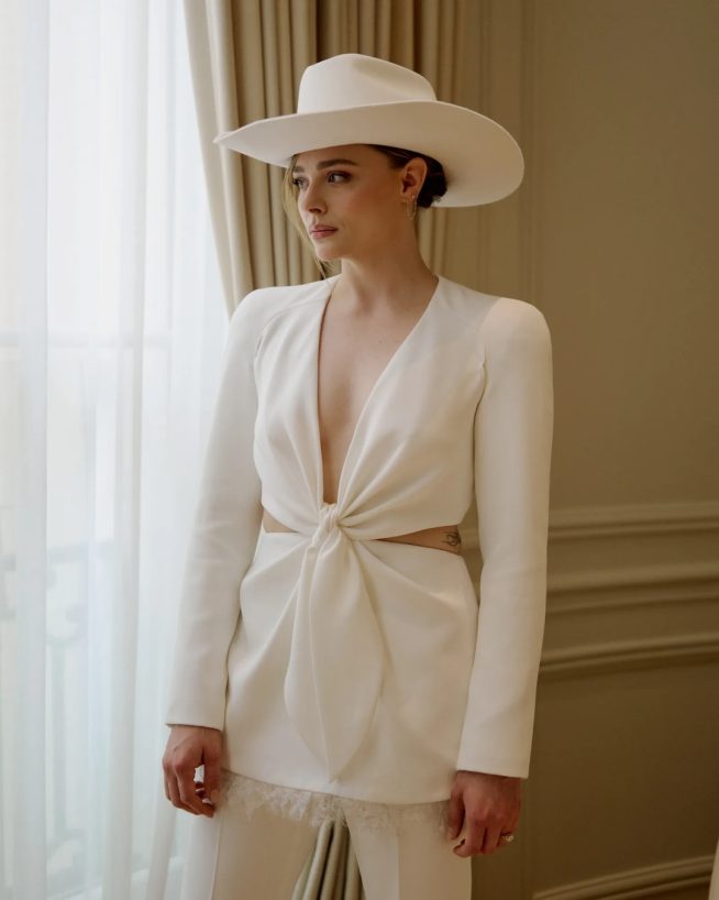 Chloë Grace Moretz e Kate Harrison se casam usando trajes elegantes da ...