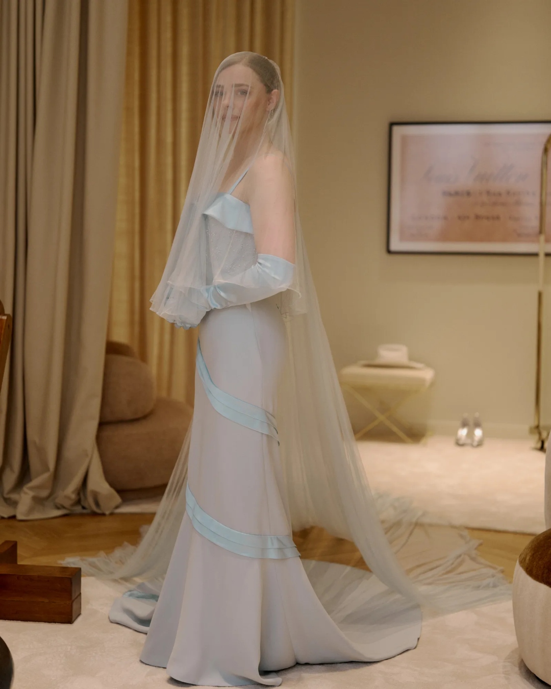 Chloë Grace Moretz e Kate Harrison se casam usando trajes elegantes da ...