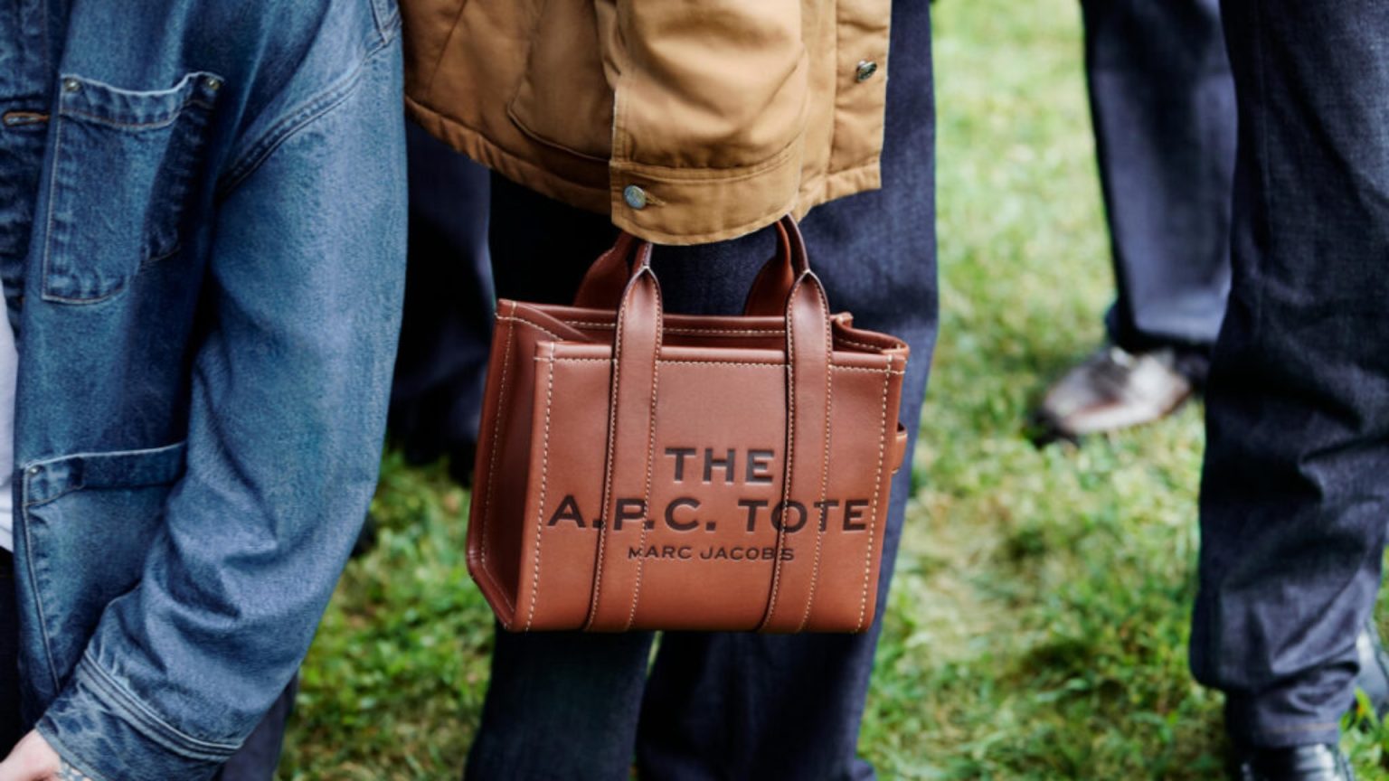 Marc Jacobs e A.P.C. realizam collab e lançam coleção inspirada na ...