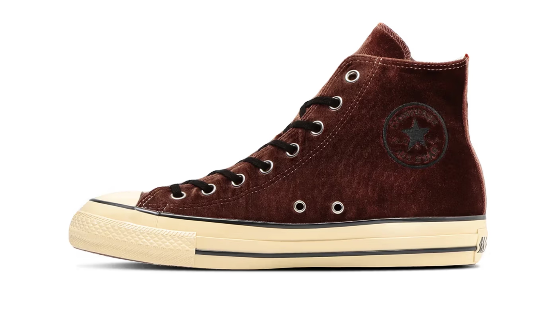 Com visual vintage, novo All Star Aged ganha versão em veludo marrom - FFW