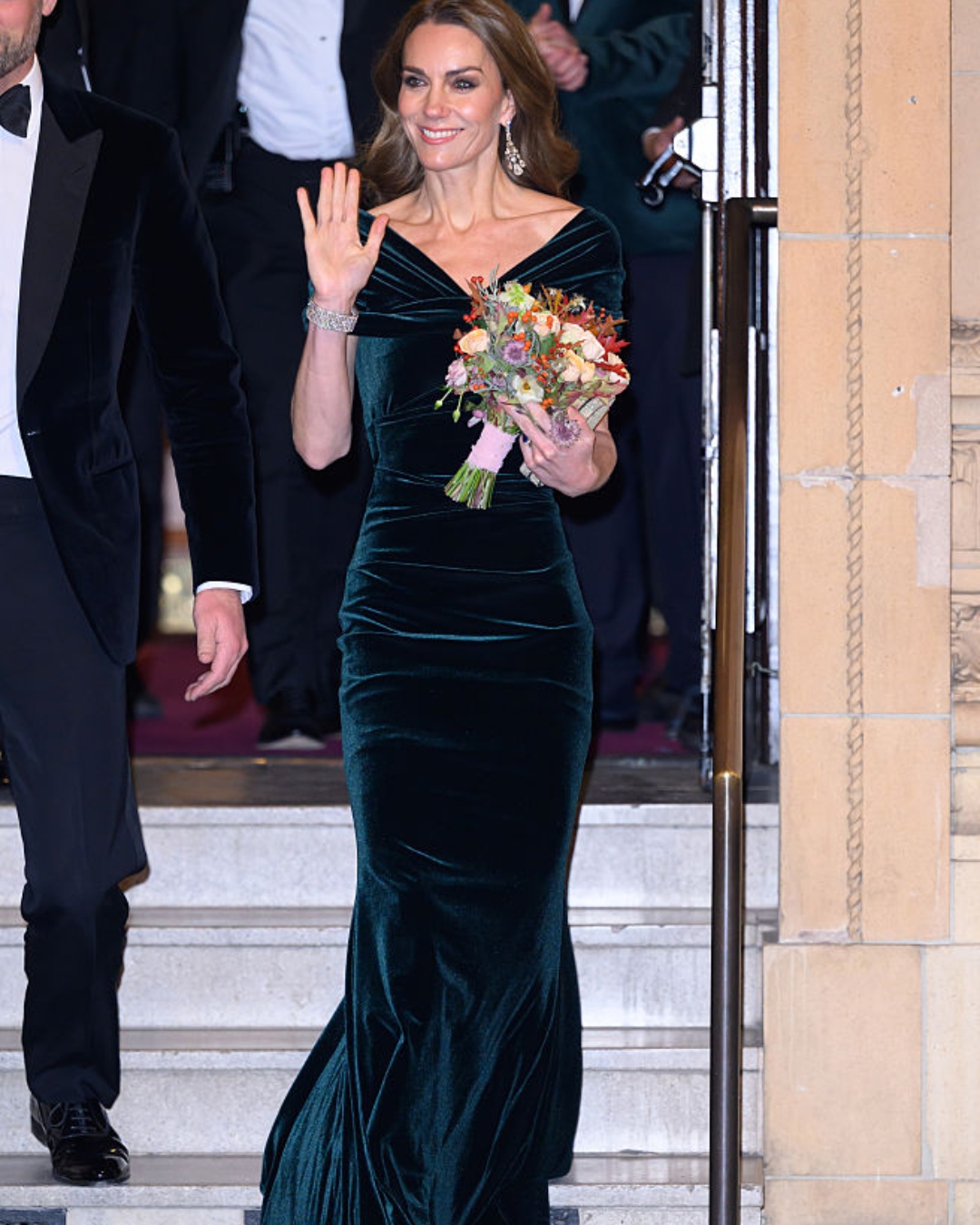 Em evento de gala, Kate Middleton usa vestido da Talbot Runhof e joias ...