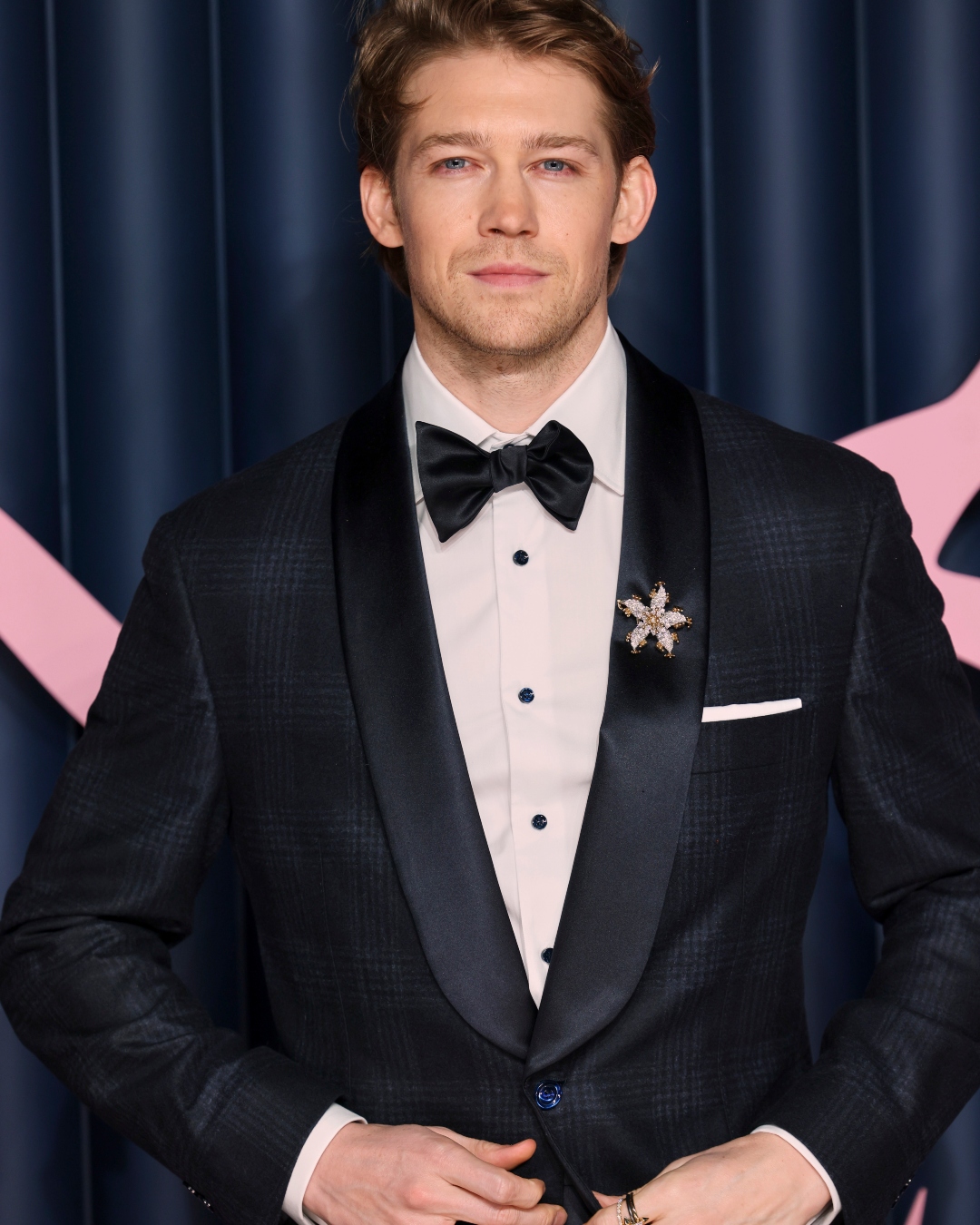Joe Alwyn, Raye e Will Poulter: Estrelas no luxo com Tiffany & Co. no ...