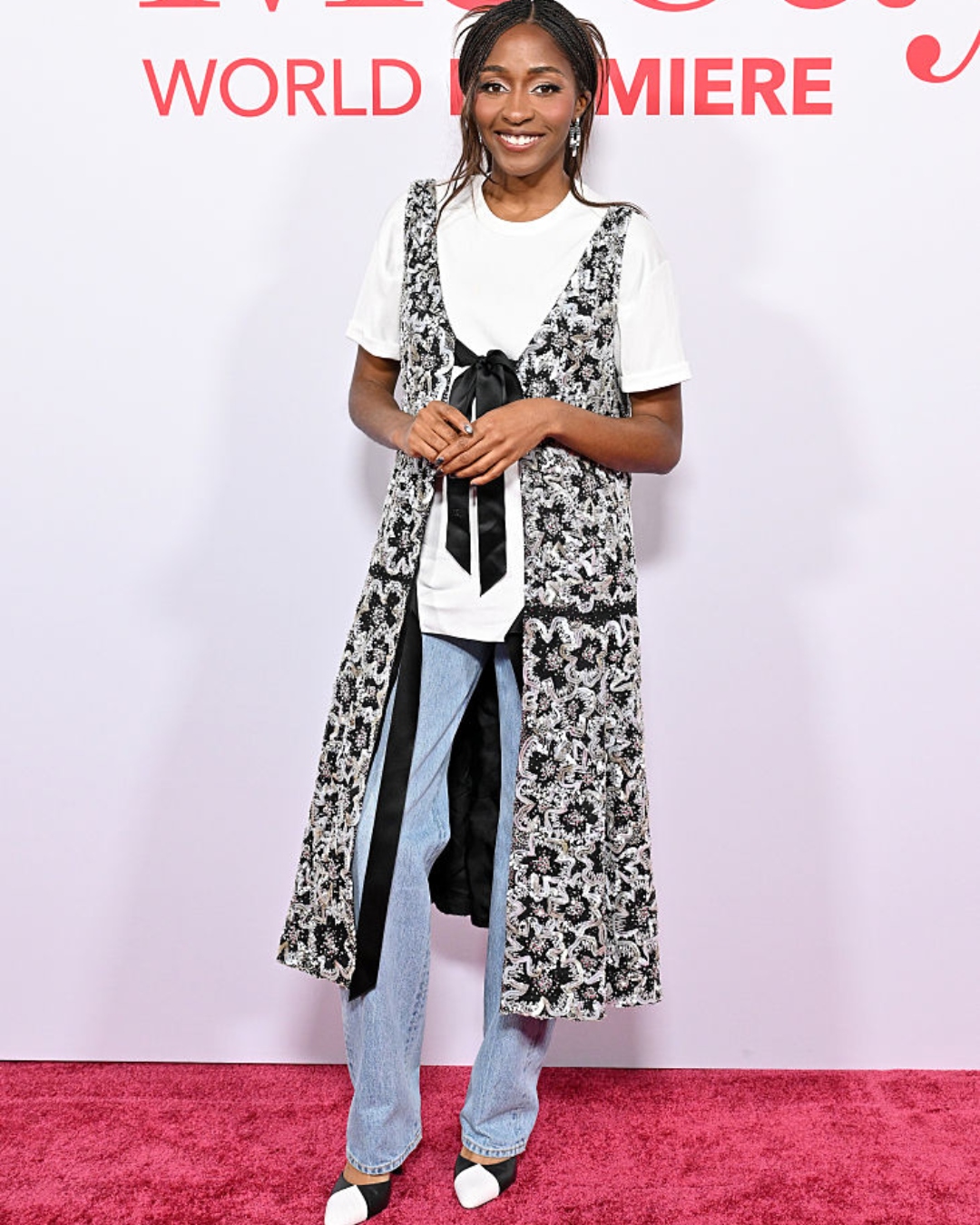 Embaixadora nostálgica: Ayo Edebiri usa Chanel em estreia mundial de ‘Ella McCay’ - FFW