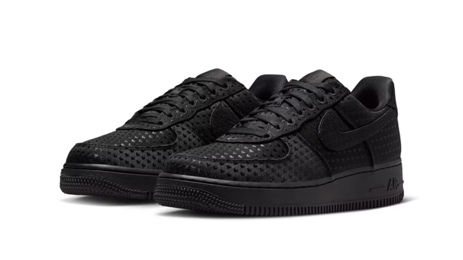 Nike inova Air Force 1 ‘Triple Black’ para o Valentine's Day com couro ...