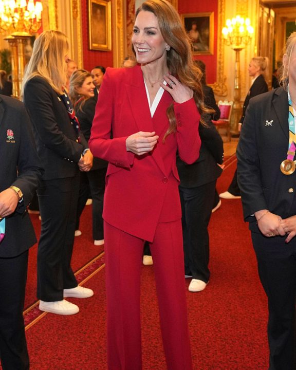 Kate Middleton repete terno vermelho da McQueen com referência ...