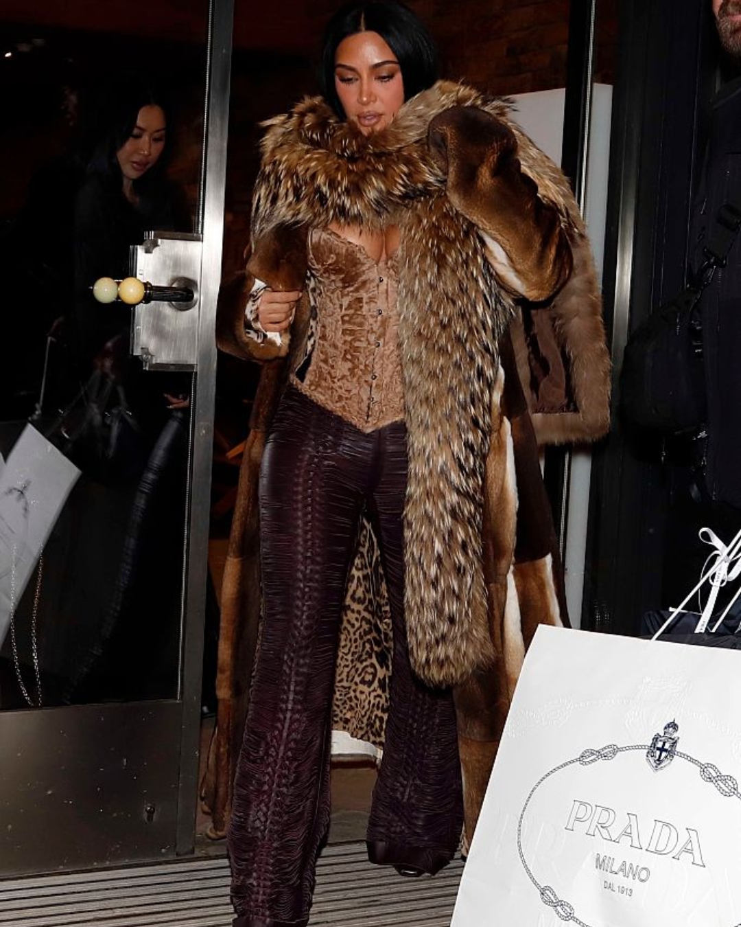 Kim Kardashian usa e abusa de looks invernais durantes festas de fim de ...