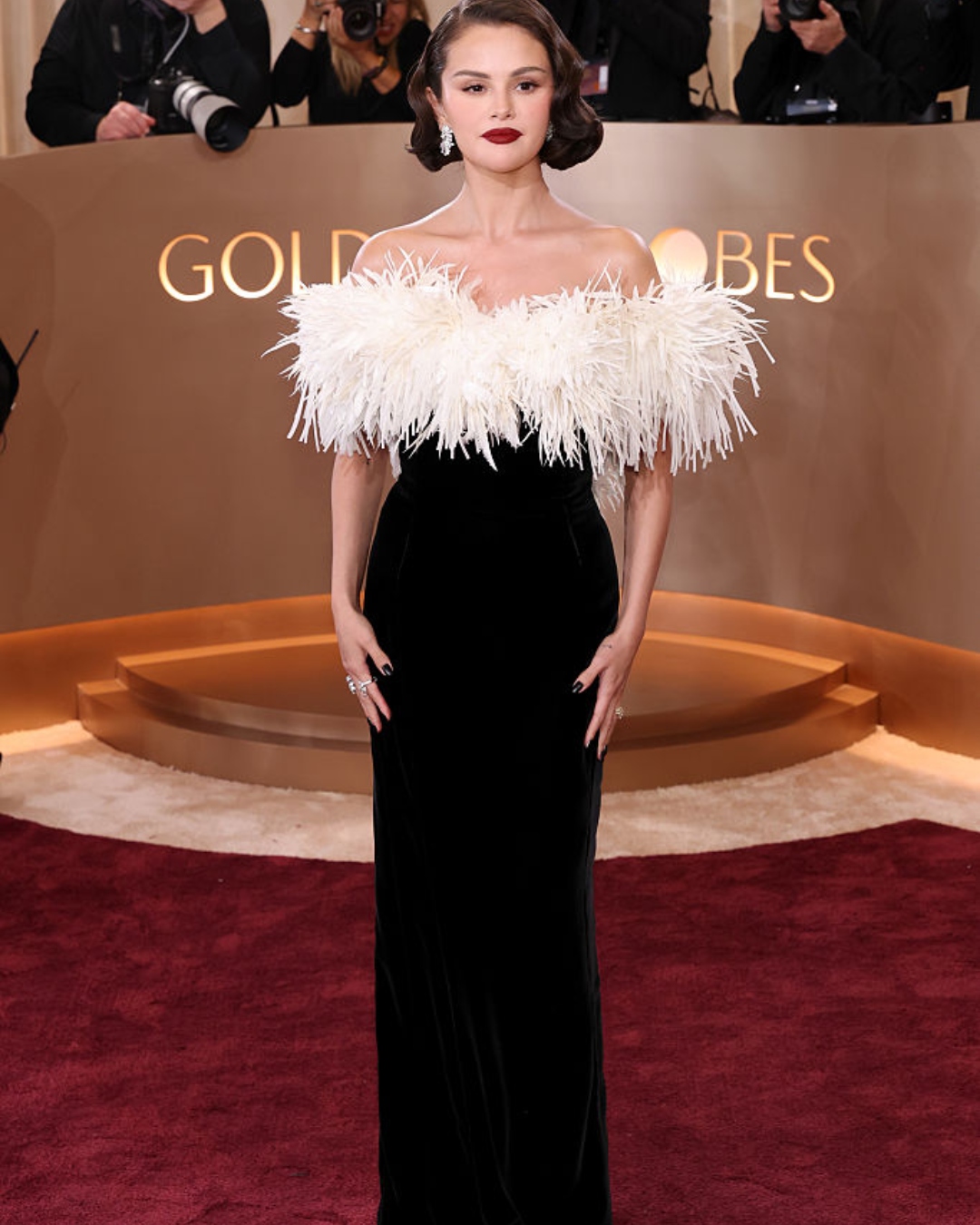 No Globo de Ouro, Selena Gomez usa vestido da Chanel que levou 323 ...