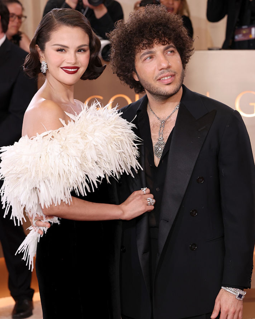 No Globo de Ouro, Selena Gomez usa vestido da Chanel que levou 323 ...