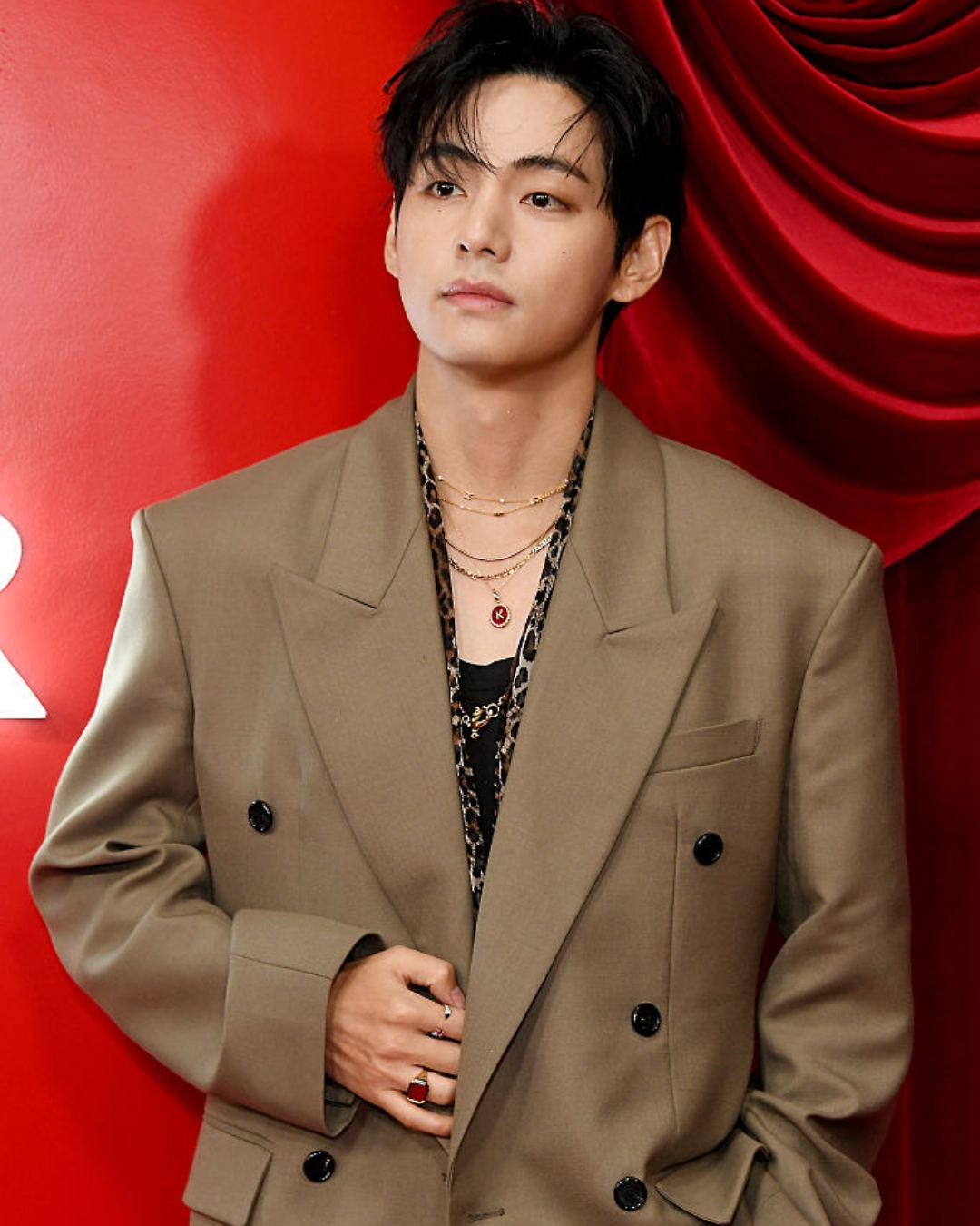 Efeito k-pop: Kim Taehyung, do BTS, esgota acessório da Zara em poucas ...