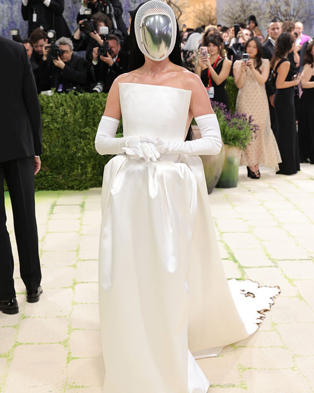 Nada discreta! No Met Gala 2026, Katy Perry usa Stella McCartney com ...