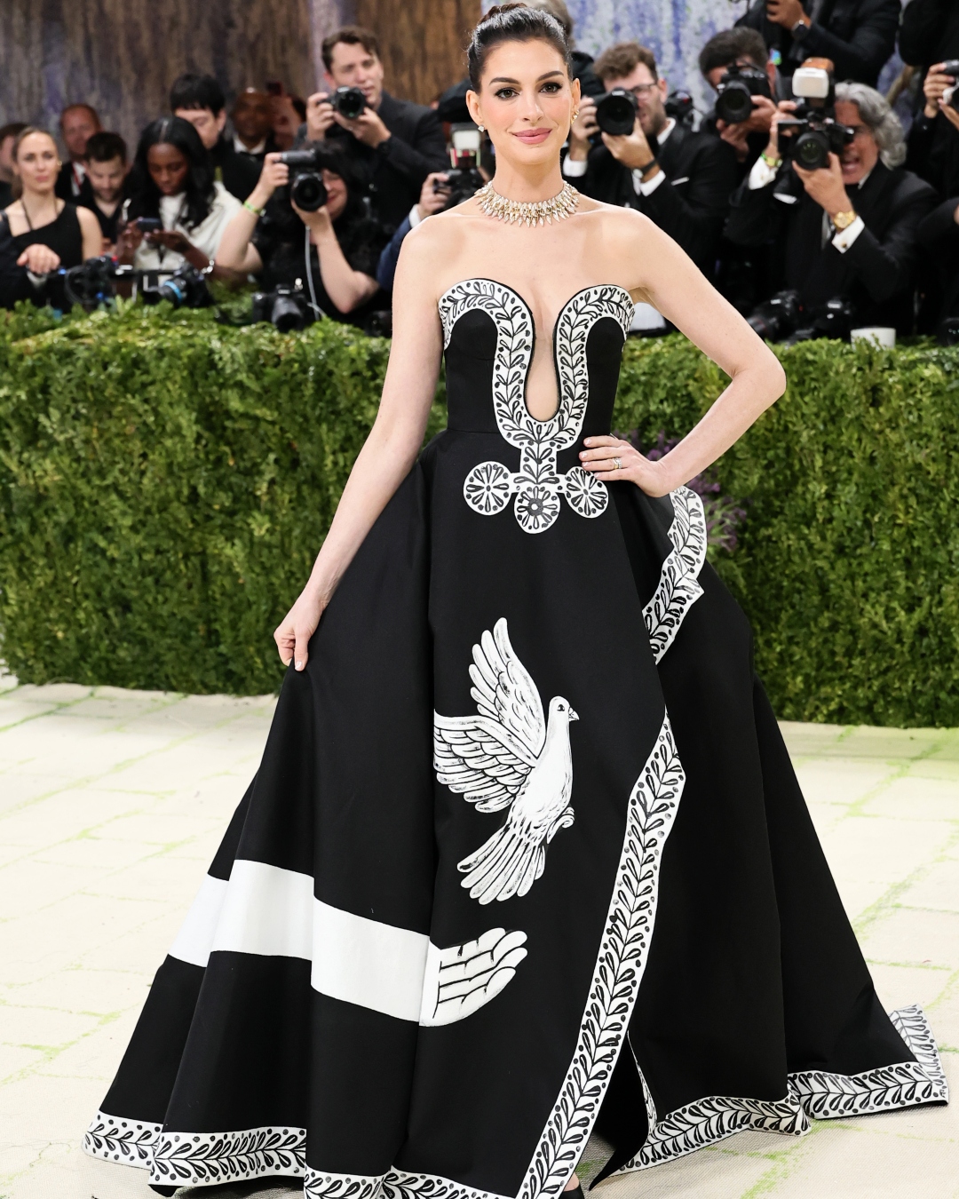Anne Hathaway no Met Gala 2026: estrela brilha com decote escultural em ...