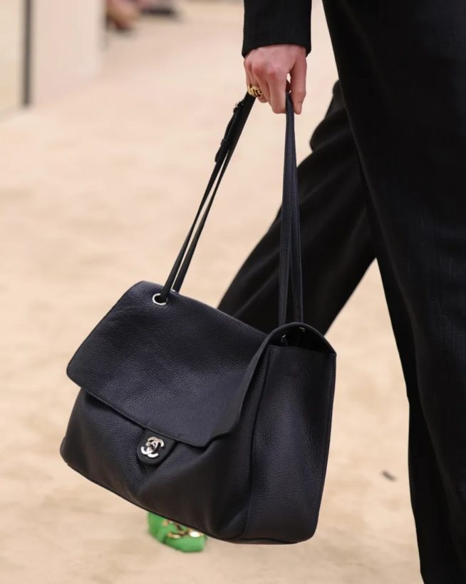 A bolsa mais desejada de 2026: como usar a Chanel Maxi Flap que virou ...
