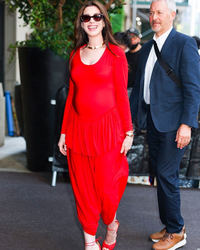 Grávida e de salto! Anne Hathaway arrasa com look monocromático e bolsa ...