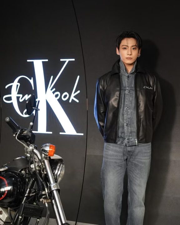 Jaqueta de motoqueiro e jeans dos anos 90? O look de Jung Kook em ...