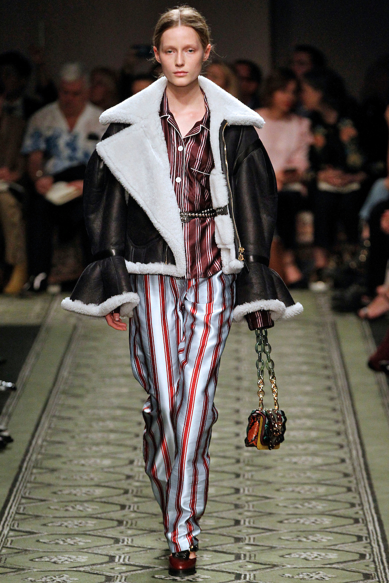 Na Burberry, os detalhes imperdíveis e a viagem no tempo do desfile see ...