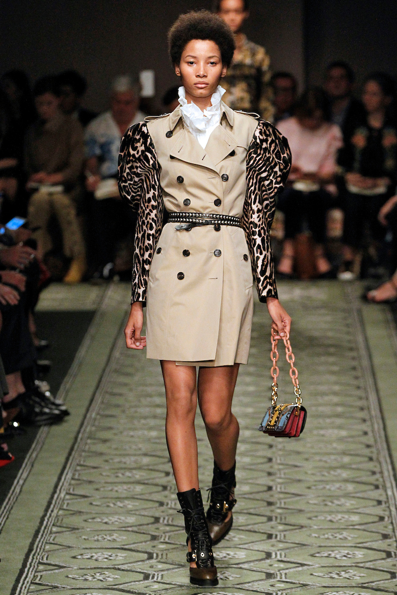 Na Burberry, os detalhes imperdíveis e a viagem no tempo do desfile see ...