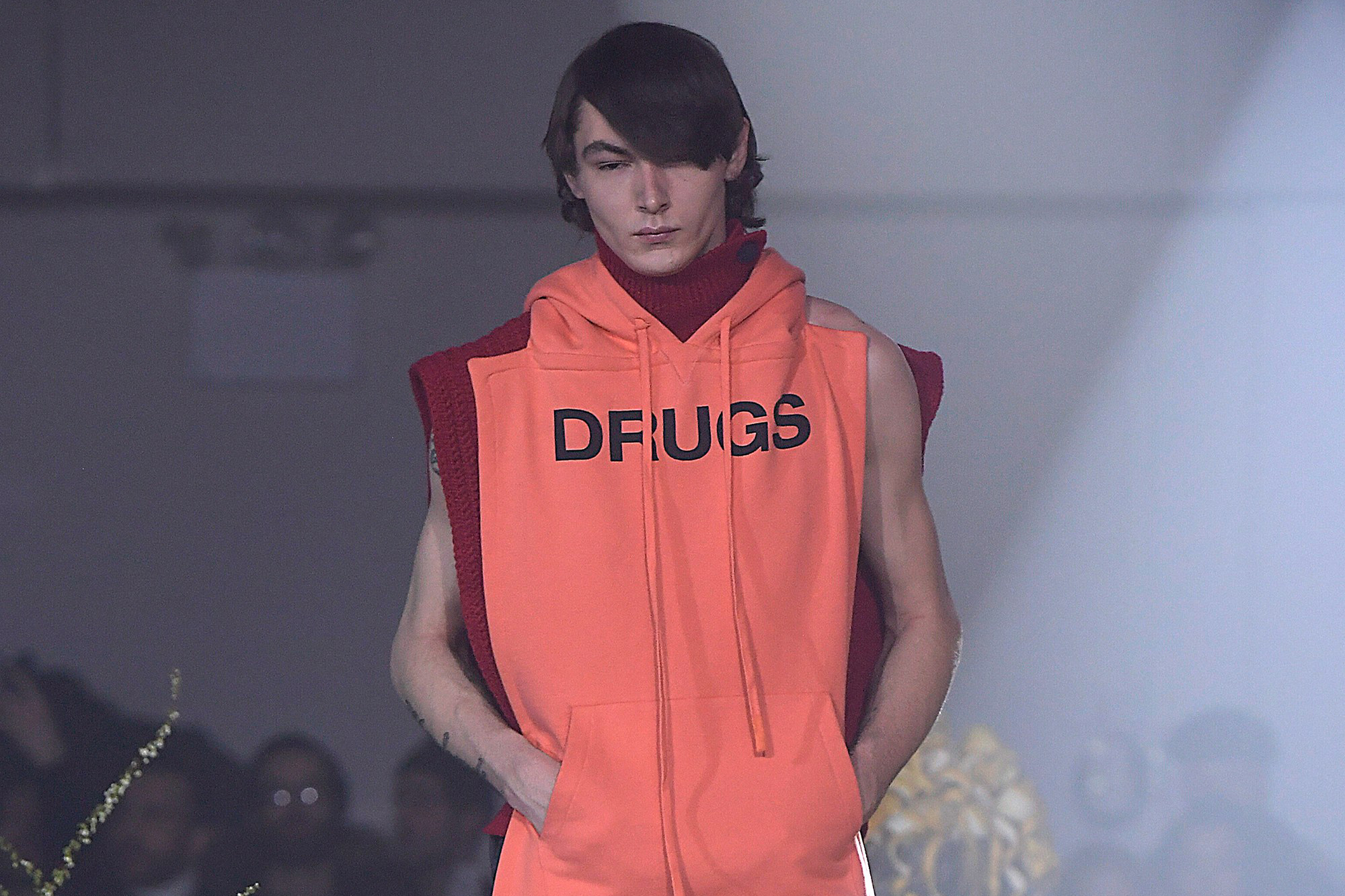 Entenda os símbolos por trás do desfile de Raf Simons em Nova York - FFW